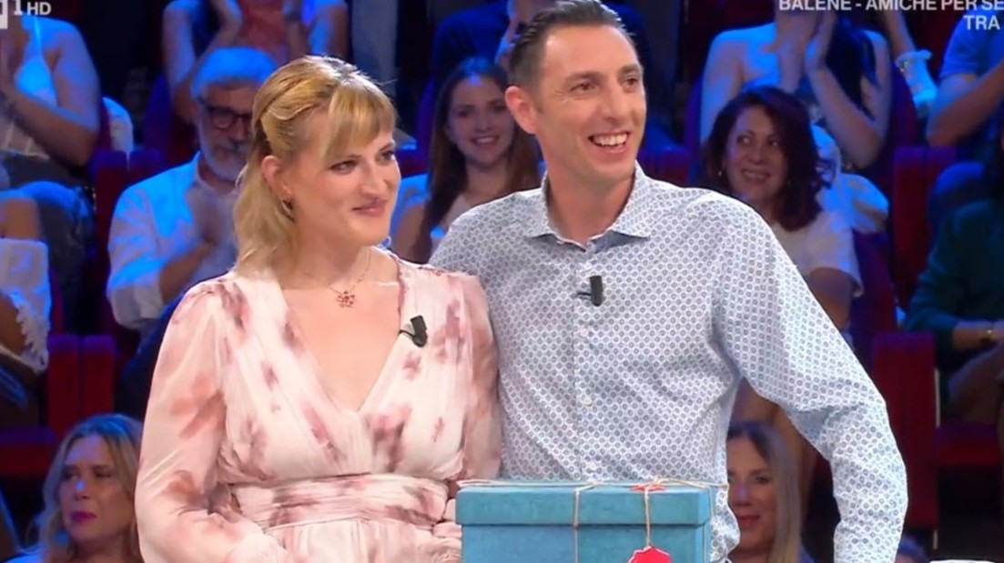 Affari Tuoi, ormone impazzito in diretta su Rai 1: "Tocca la fidanzata...